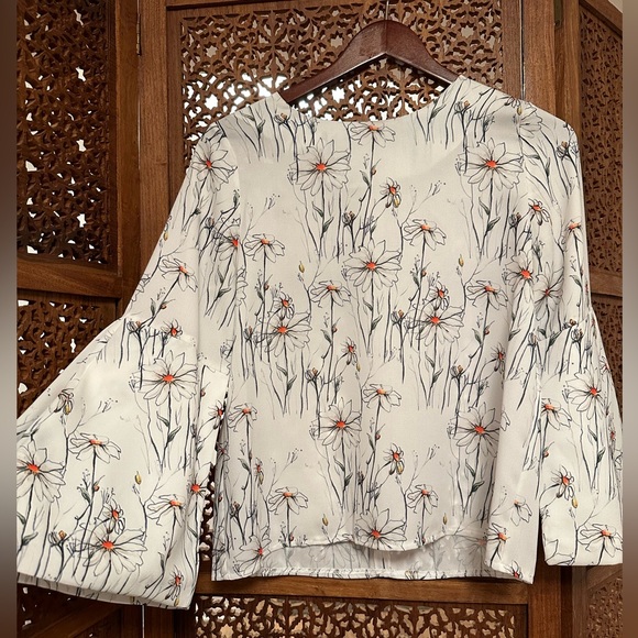 Gracia | Tops | Gracia White Daisy Top With Bell Sleeves | Poshmark